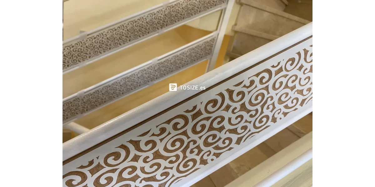 Decoración de baranda mediante paneles de mdf lacados en blanco y con ...