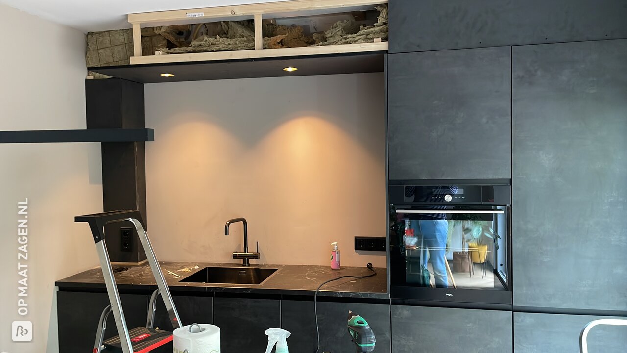 Lichtkoof in de keuken van zwart MDF - OPMAATZAGEN.nl
